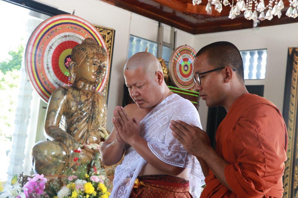 សូម កោតសរសើរ! ឧកញ៉ា ហ៊ួត ជា ទៅ សាងផ្នួស ជា មួយ ព្រះ អង្គ គូ សុភាព