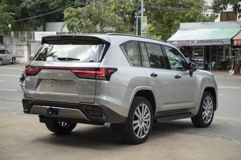 អភិជនលំដាប់កំពូលៗជិះទៅណាមកណាបែប VIP ចូលចិត្តប្រើកំពូលរថយន្ត Lexus LX600 ...