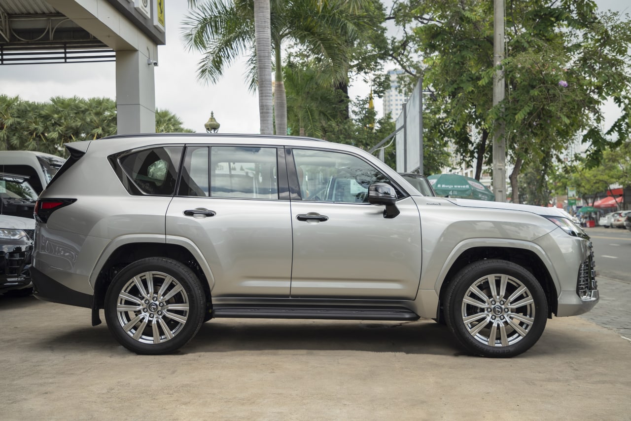 អភិជនលំដាប់កំពូលៗជិះទៅណាមកណាបែប VIP ចូលចិត្តប្រើកំពូលរថយន្ត Lexus LX600 ...