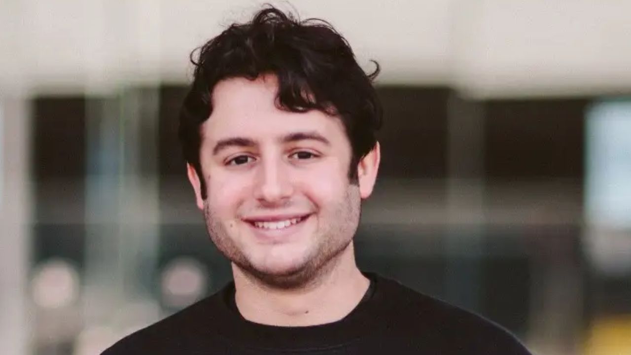 អតីតនិស្សិតបោះបង់ការសិក្សាក្លាយជាមហាសេដ្ឋី ក្រោយចុះកិច្ចសន្យាជាមួយ Adobe