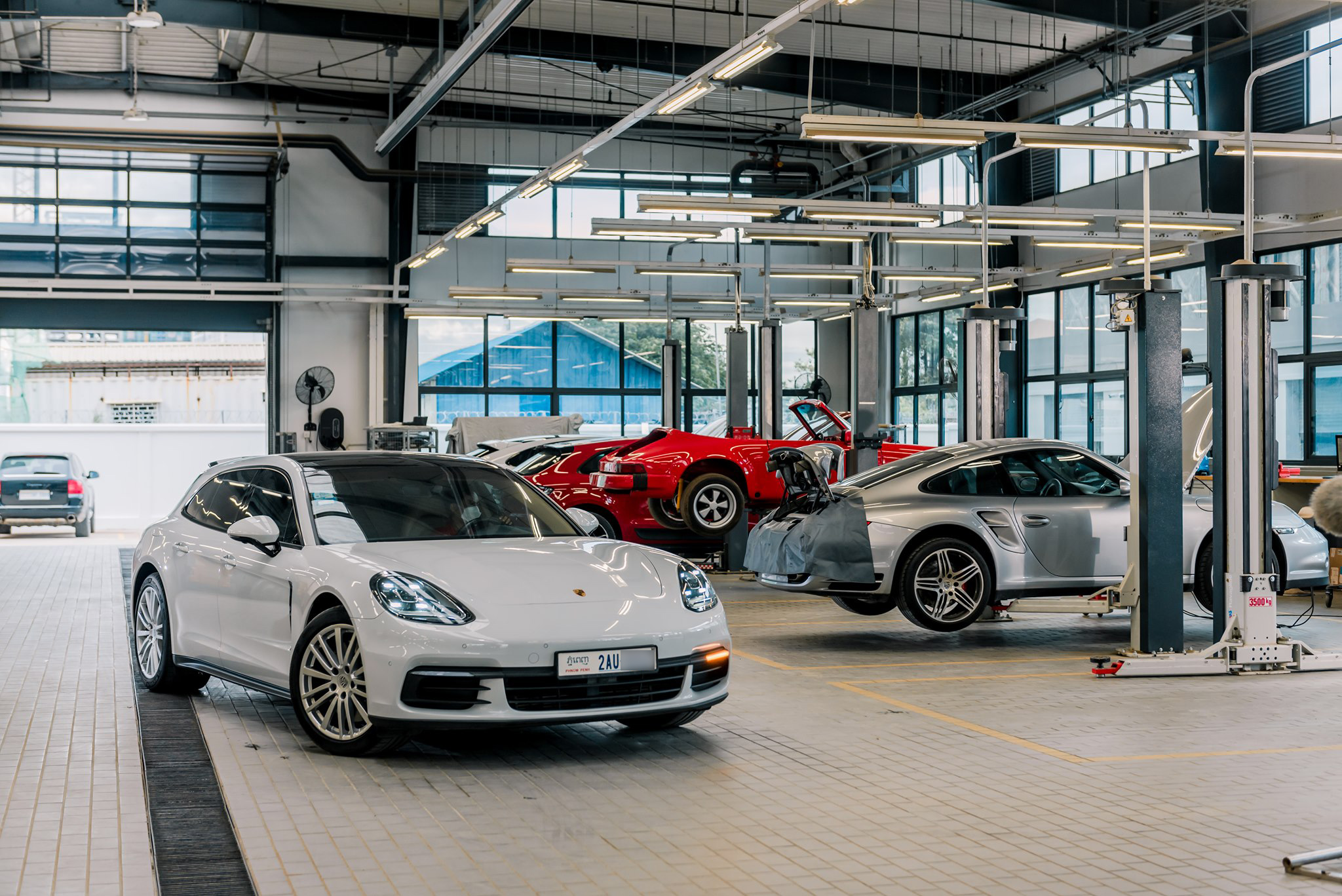 ក្រុមហ៊ុន HGB Group របស់ឧកញ៉ា ង៉ូវ លាងហួត ធានាបន្តជួសជុលឡាន Porsche ...